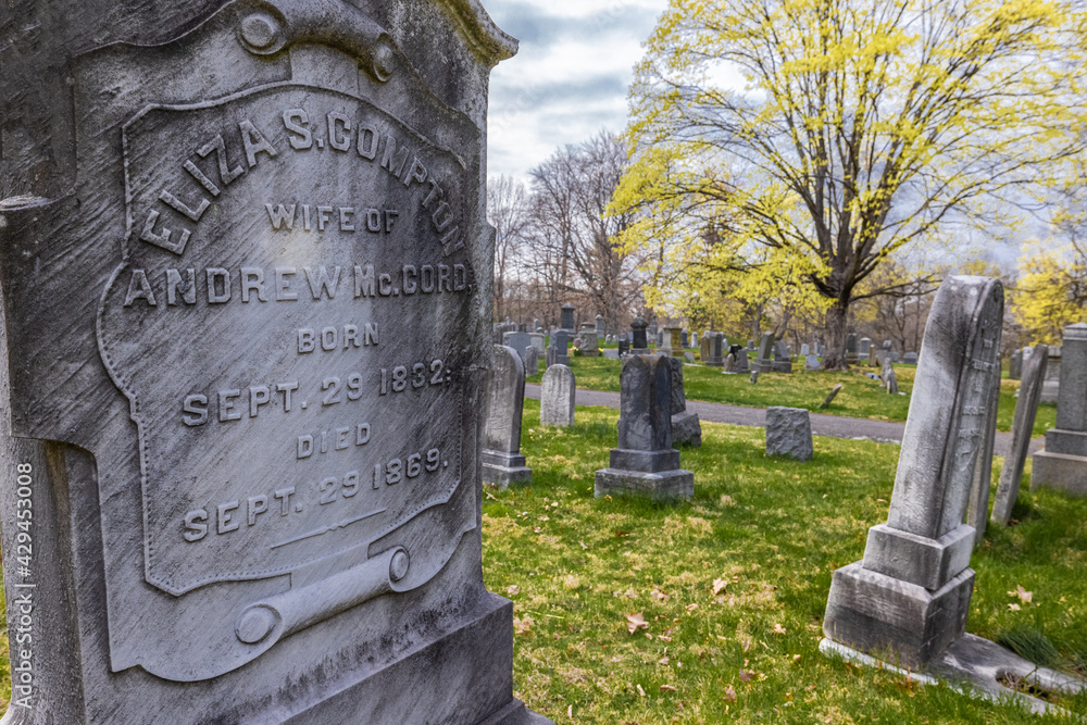 grave in cemetery tatue, stone, cemetery, sculpture, architecture ...