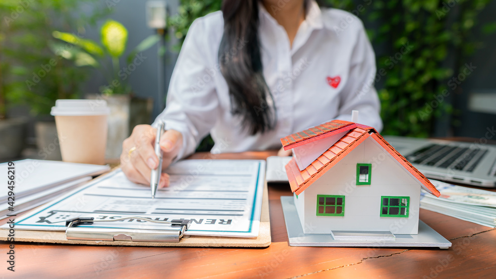 Home brokerage business introduces architectural house designs to ...