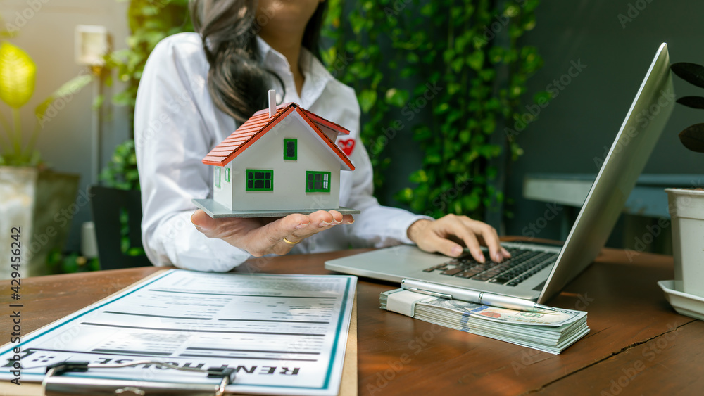 Home brokerage business introduces architectural house designs to ...