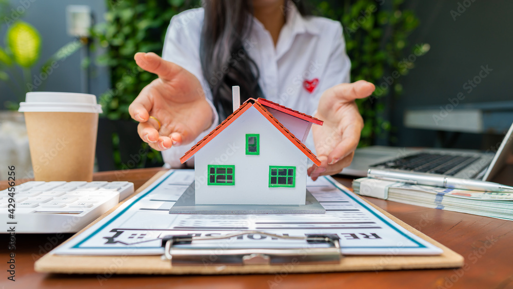 Home brokerage business introduces architectural house designs to ...