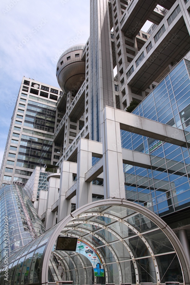 Fotka „TOKYO, JAPAN - MAY 11, 2012: Fuji TV building in Tokyo. Fuji TV ...