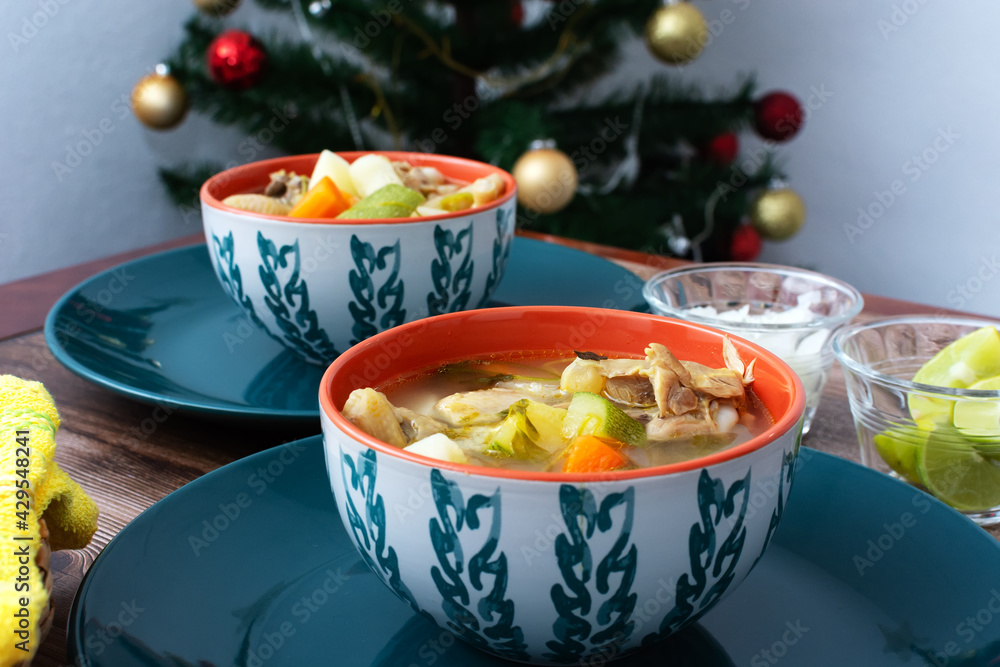 Plato de sopa de pollo con verduras sobre mesa de madera. Comida ...