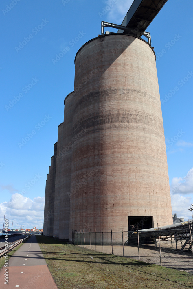 silos at EMO in the Maasvlakte to collect fly ash from coal Stock Photo ...