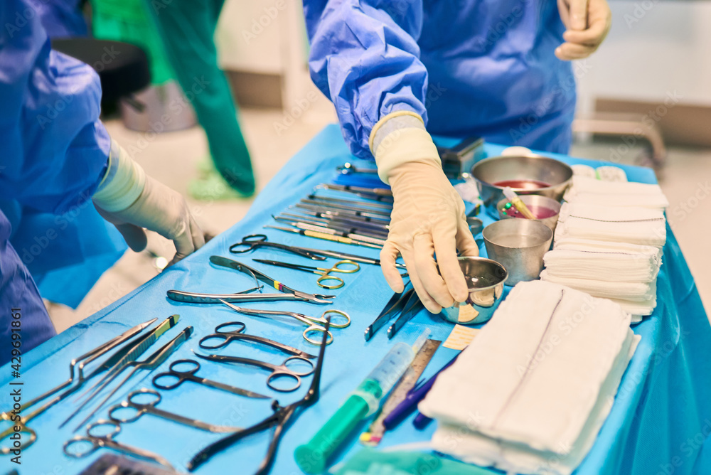 Foto de sterile operating table in the operating room with a variety of ...