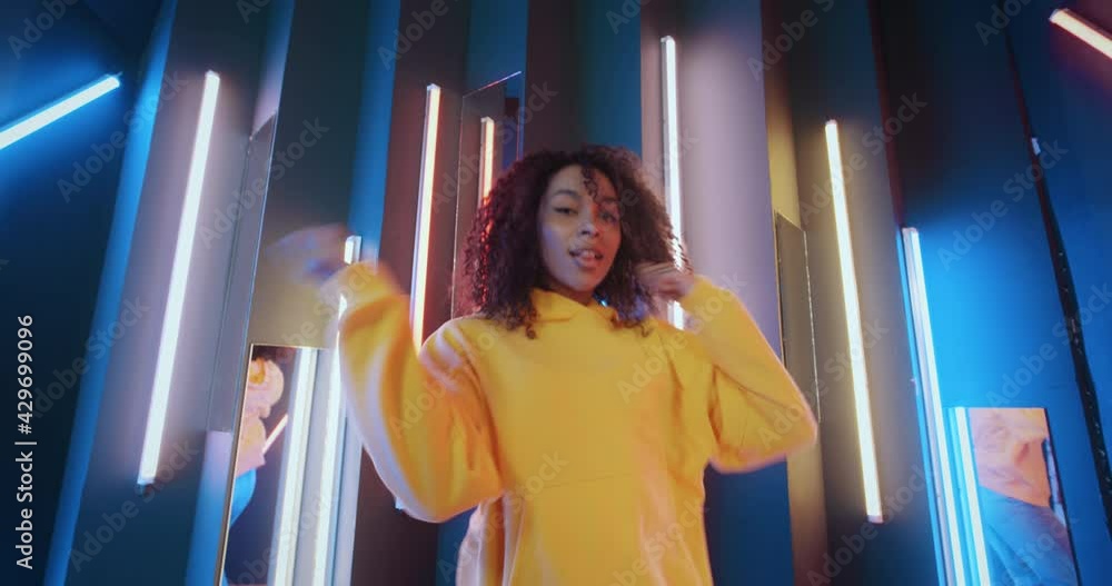 Vidéo Stock Active urban african american black woman in yellow hoodie ...