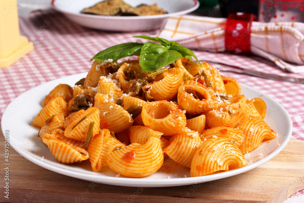 Pasta italiana. Delizioso piatto di pipe rigate condite con sugo di ...