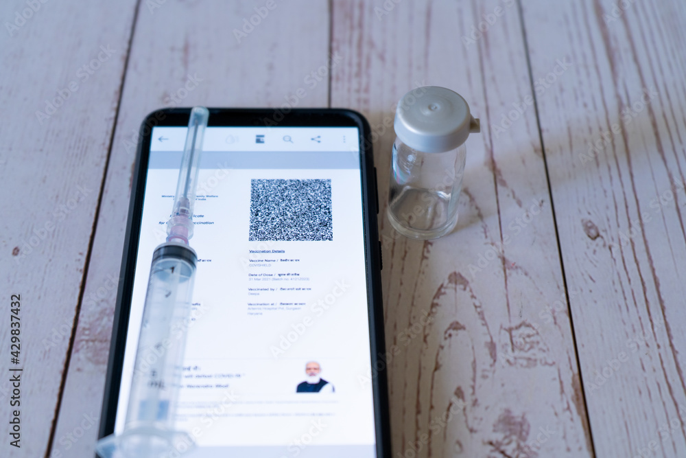 Foto de mobile phone with digital covid 19 coronavirus vaccination ...
