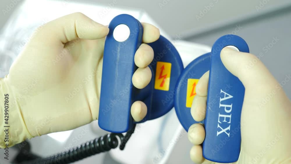 Vidéo Stock Resuscitator holding defibrillation electrode in hand ...