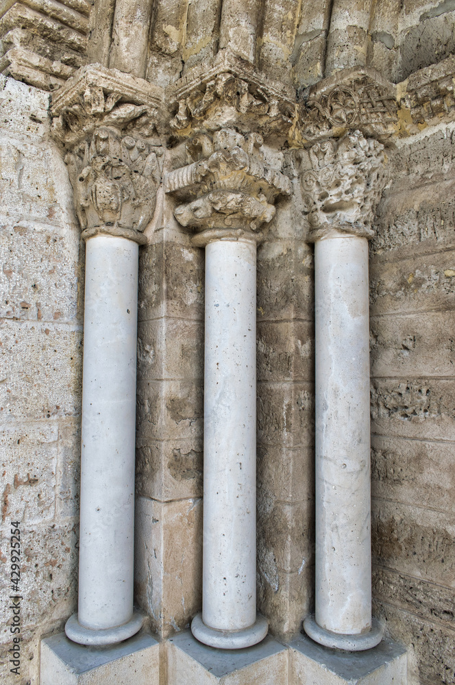 Columnas lisas y capiteles de estilo románico siglo XII iglesia San ...