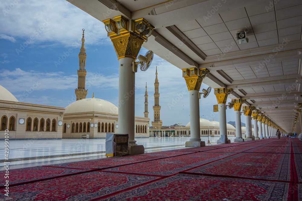 Foto de WHITE AND GOLD PILLERS INSIDE MASJID AL NABAWI MADINAH. MADINAH ...