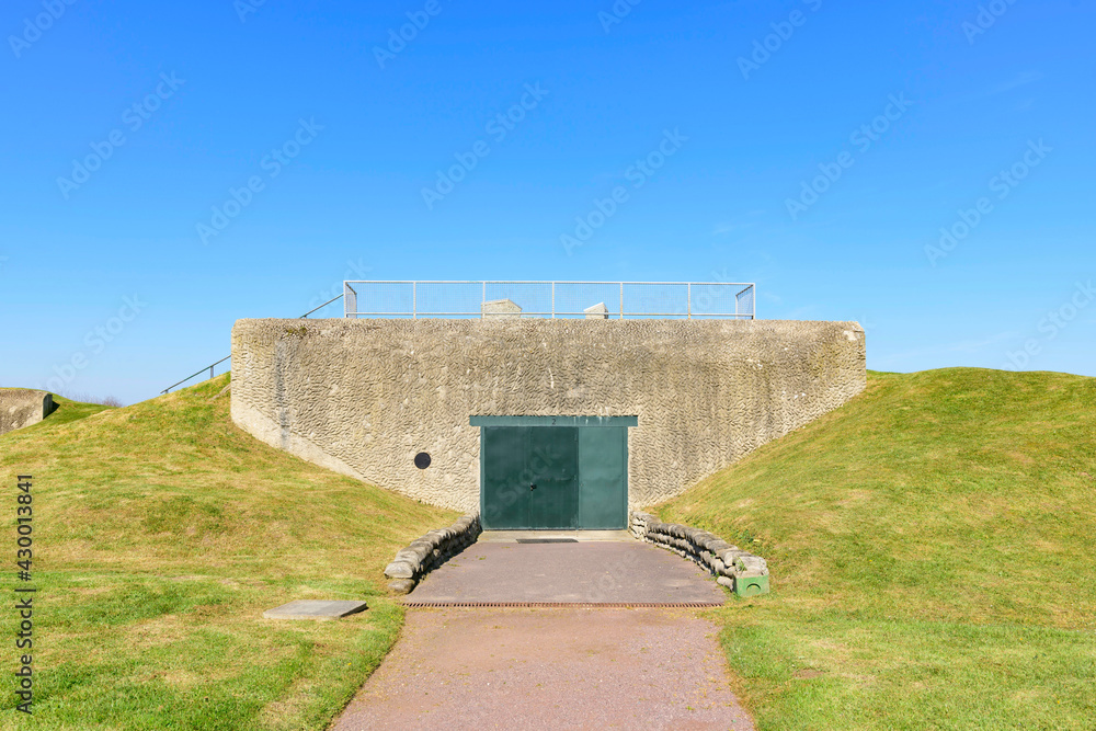 L'arrière d'un casemate de la batterie de Merville en France, en ...