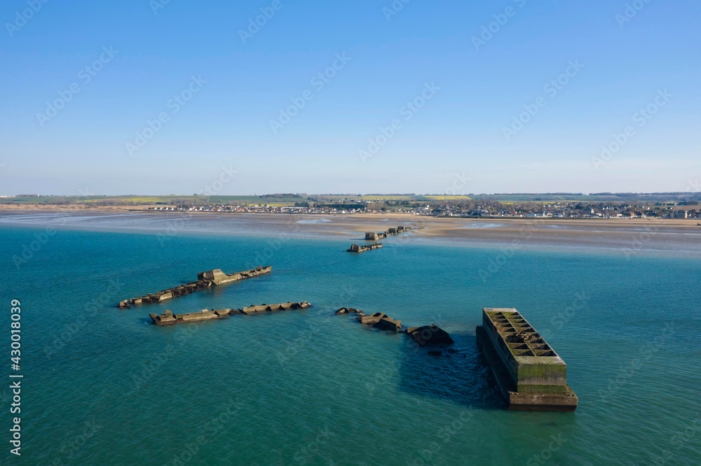 Fotka „Les vestiges du port artificiel de Arromanches les bains dans la ...