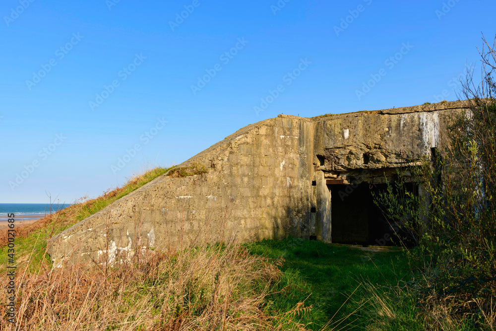 Un bunker sur le point d'appui WN62 sur la plage de Omaha beach en ...
