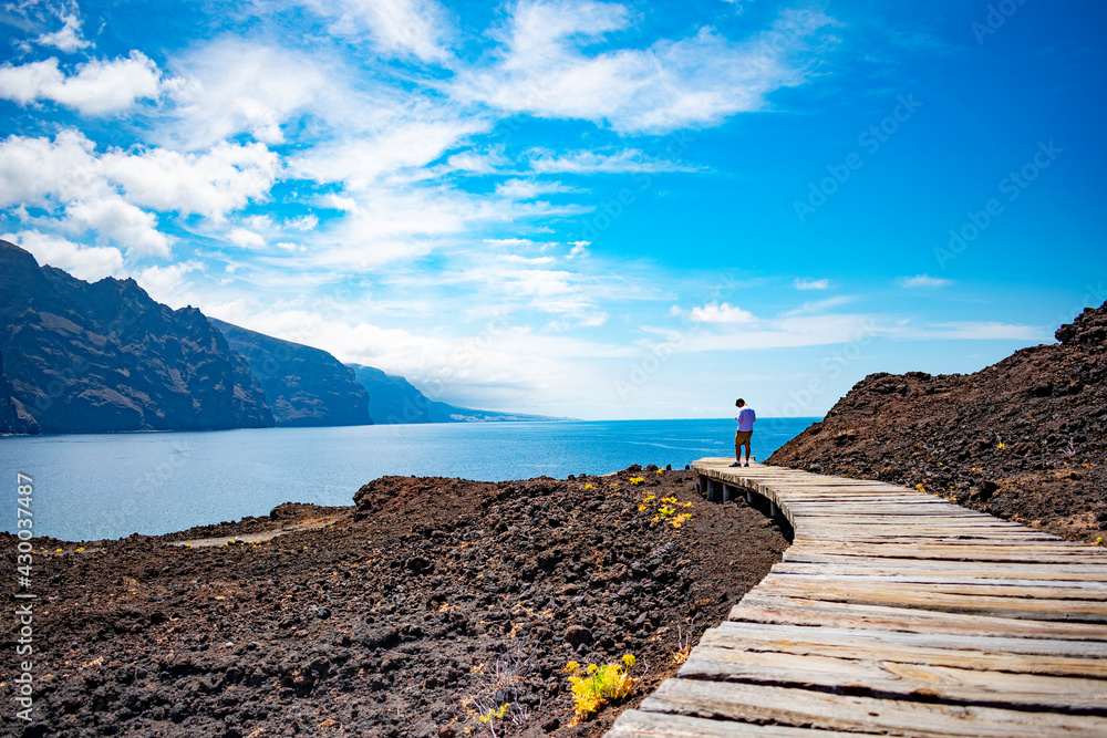El hombre y el mundo. Stock Photo | Adobe Stock