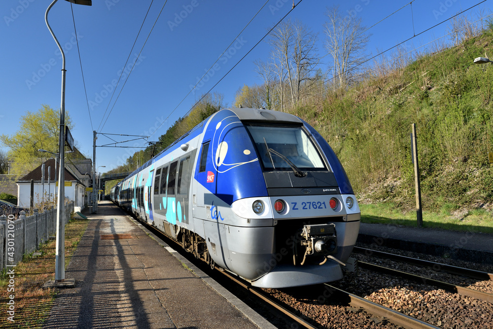 Halte d'un Ter dans une gare sur la ligne Paris-Rouen-Le Havre. Région ...
