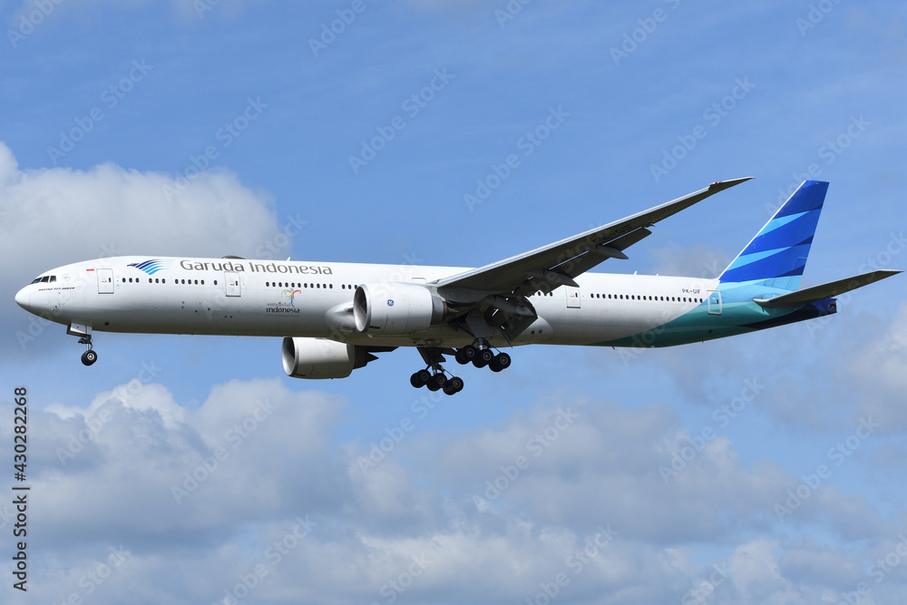 Foto de Chiba, Japan - May 18, 2019:Garuda Indonesia Boeing B777-300ER ...