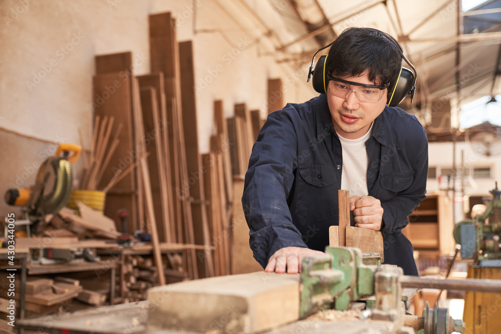 Handwerker Lehrling beim Holz hobeln in Werkstatt Stock Photo | Adobe Stock