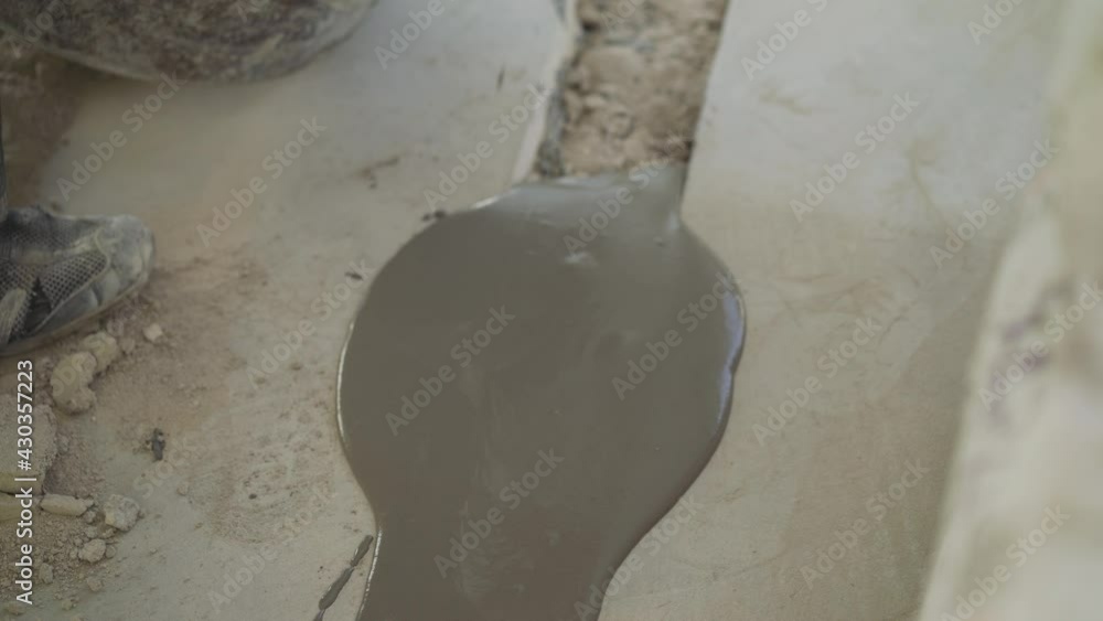 Vidéo Stock The solution is poured into the gap in the floor. dark ...