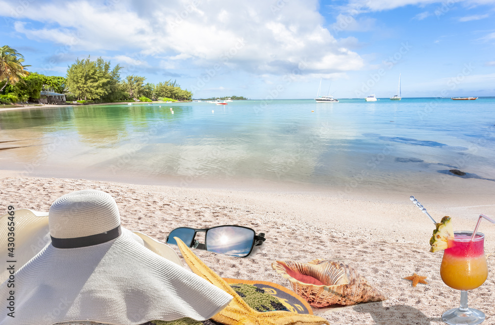 Foto de Cocktail sur plage paradisiaque des îles do Stock | Adobe Stock