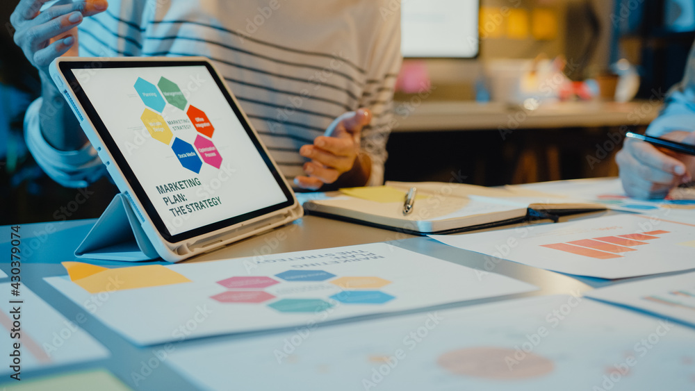 Asia businesspeople meeting plan analysis statistics brainstorm and ...