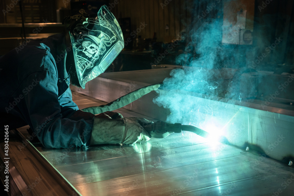Soudeur au travail. Personne qui soude des pièces de métal. Stock Photo ...