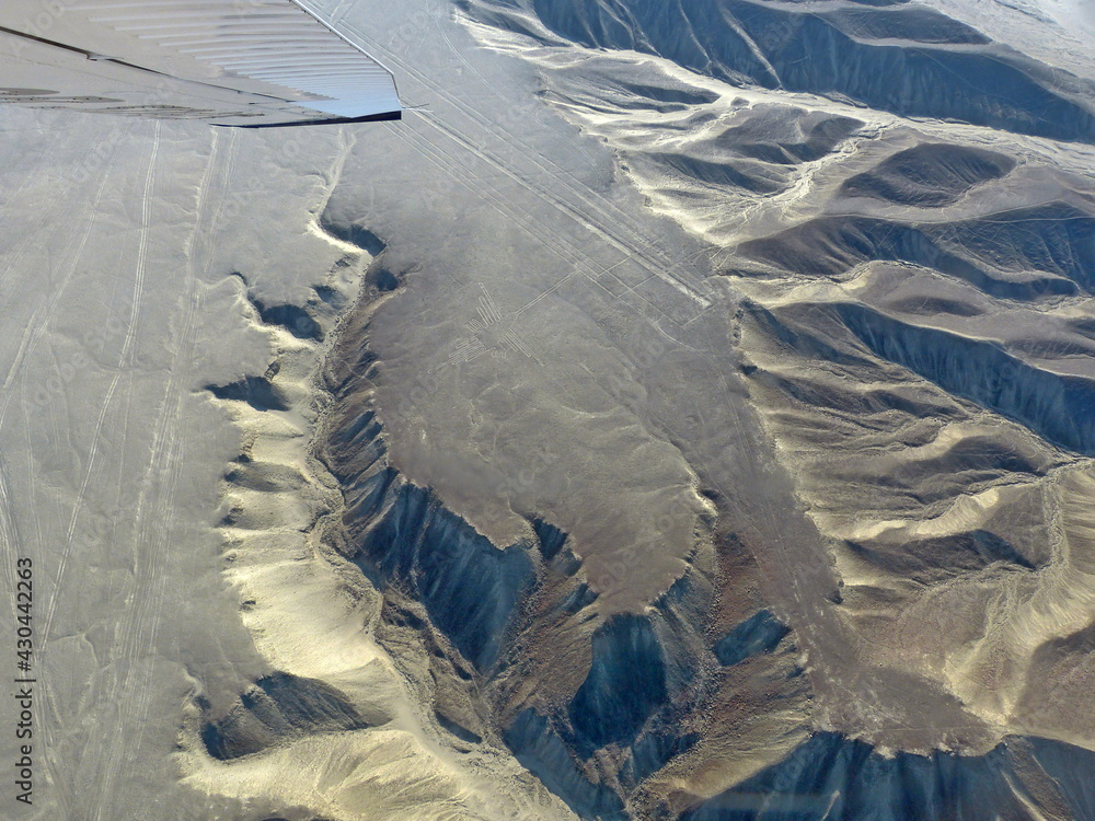 Foto de Nazca lines geoglyph Hummingbird in Nasca desert Peru, aerial ...