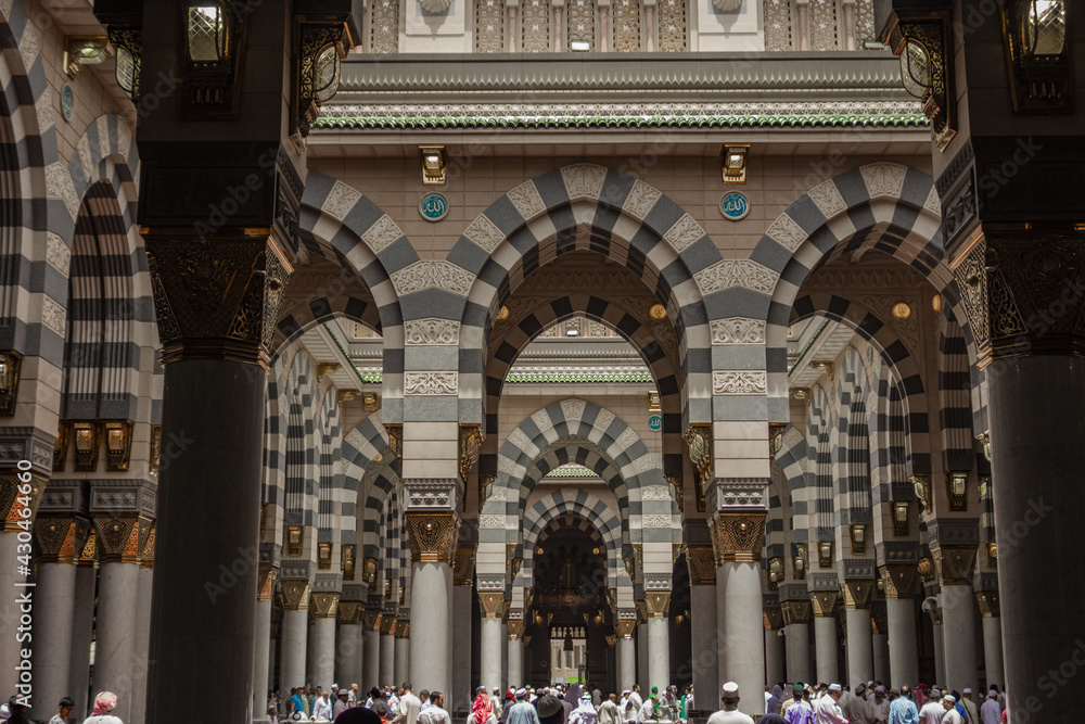 the-charming-interior-works-and-light-designing-of-masjid-al-nabawi