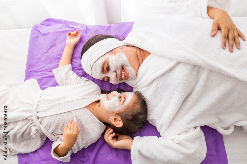 dia de Spa mama e hija con mascarilla blanca y fondo blanco Stock Photo ...