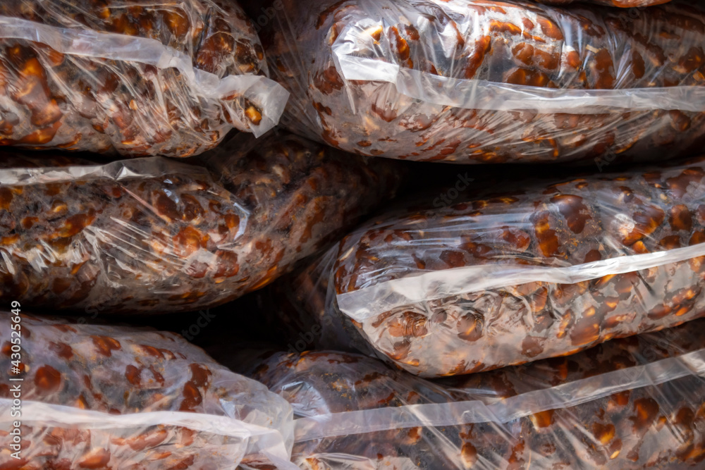 Ripe tamarind pulp has a sour taste. Used as a food seasoning to have a ...