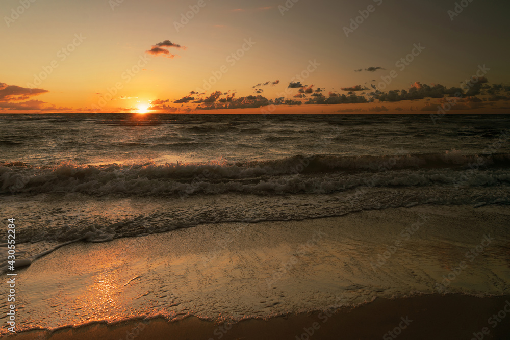 Strand am Meer mit Wellen bei Sonnenuntergang Stock Photo | Adobe Stock