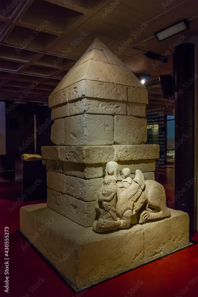 tumba torre con esfinge, reconstruccion, siglo V antes de Cristo, museo ...
