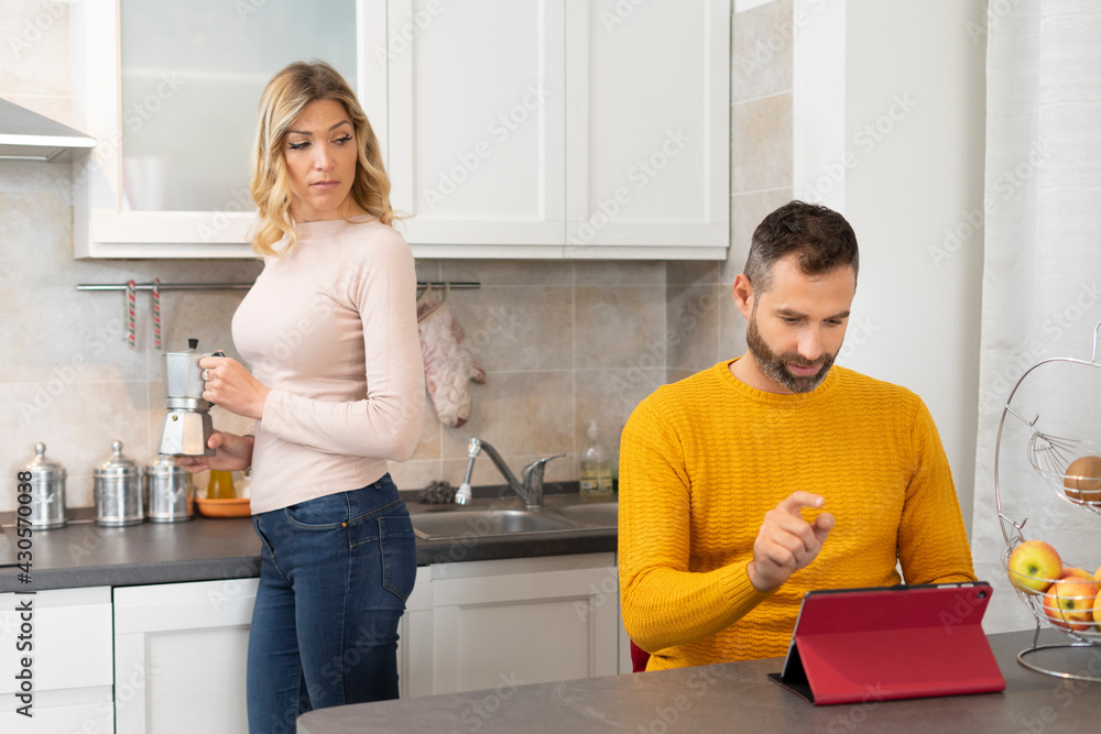 Suspicious woman finds her husband chatting with another woman ...