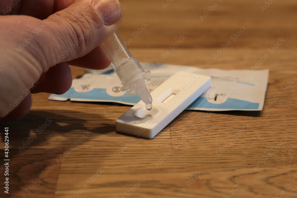 Corona Antigen Test, Schnelltest mit Negativen Ergebnis Stock Photo ...
