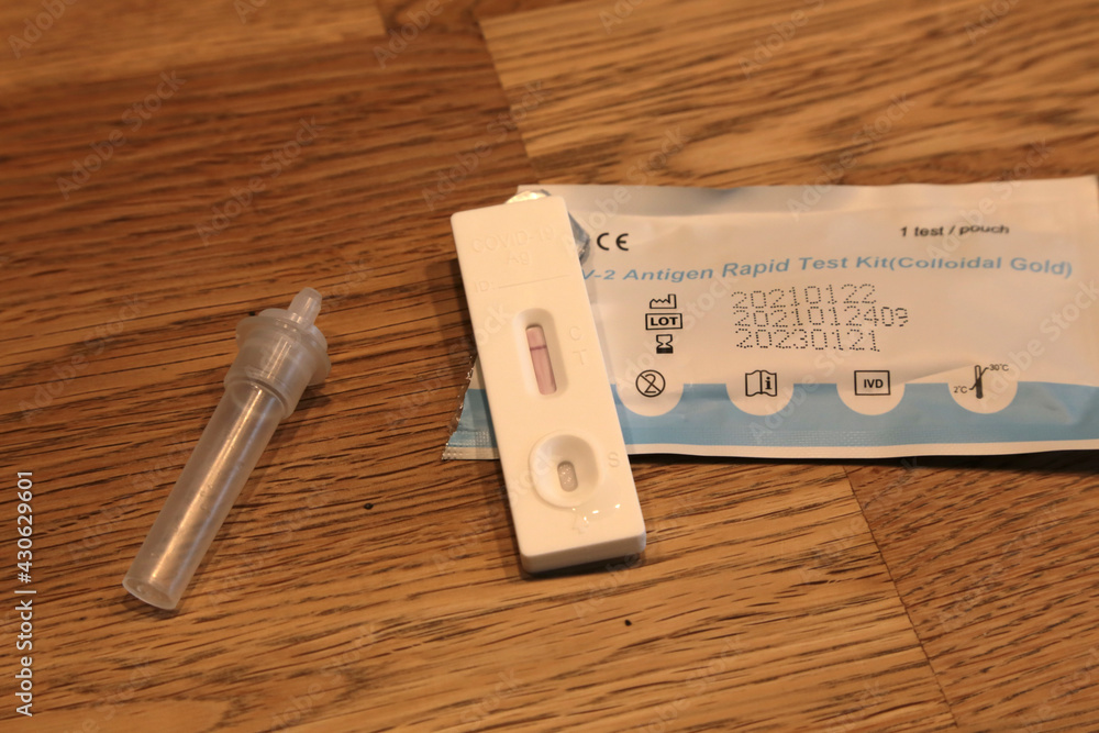 Corona Antigen Test, Schnelltest mit Negativen Ergebnis Stock Photo ...