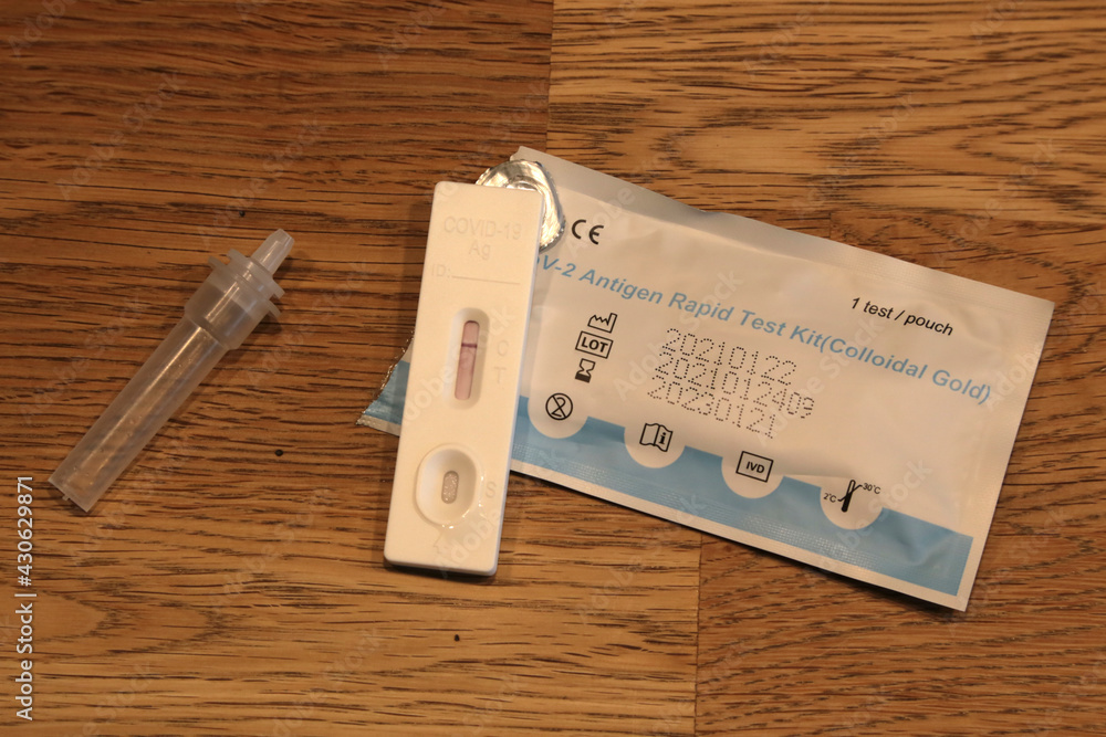Corona Antigen Test, Schnelltest mit Negativen Ergebnis Stock Photo ...