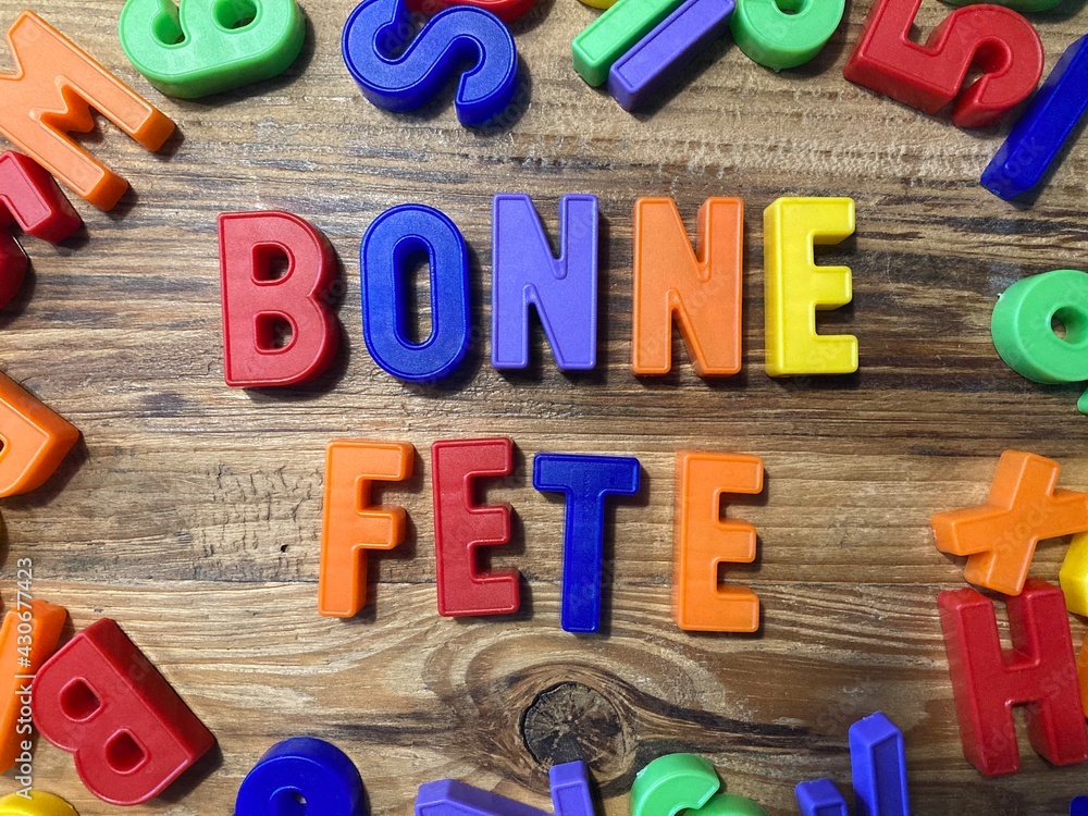 Bonne fête (mot) en lettres sur fond bois Stock Photo | Adobe Stock