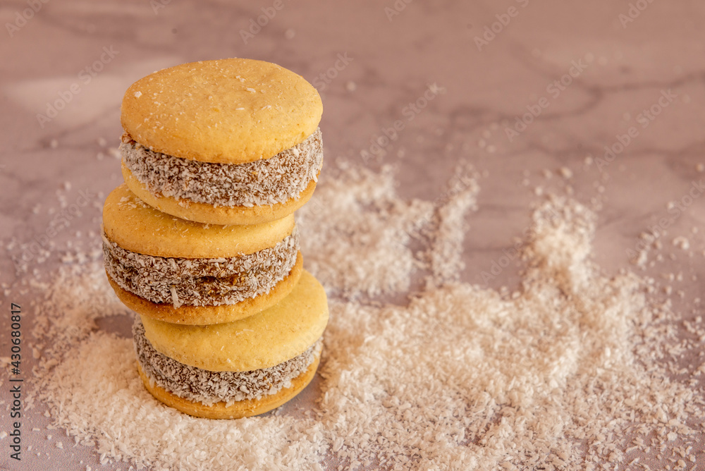 Deliciosos alfajores de maicena rellenos de dulce de leche y ...