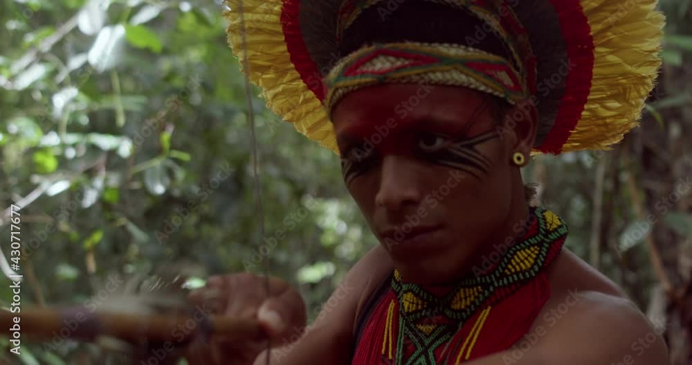 Vidéo Stock Indian from the Pataxó tribe using a bow and arrow ...