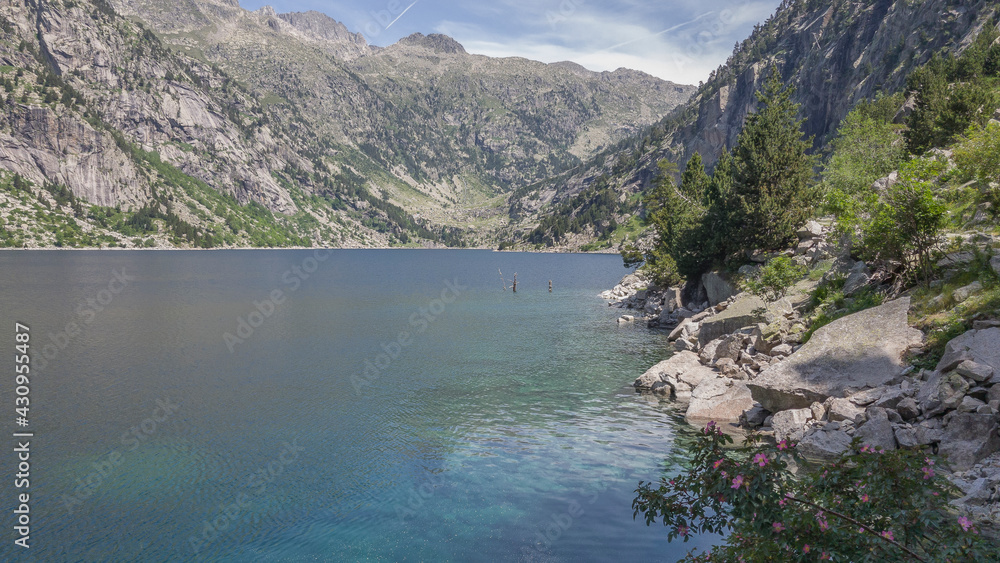 Precioso embalse de Cavallers, en el Parque Nacional de Aigüestortes ...