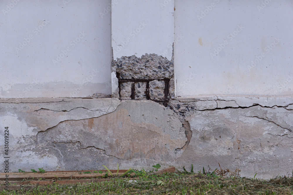 Zdjęcie Stock: The post is made of reinforced concrete, in a damaged ...