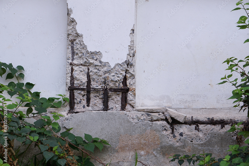 Fotka „The post is made of reinforced concrete, in a damaged condition ...