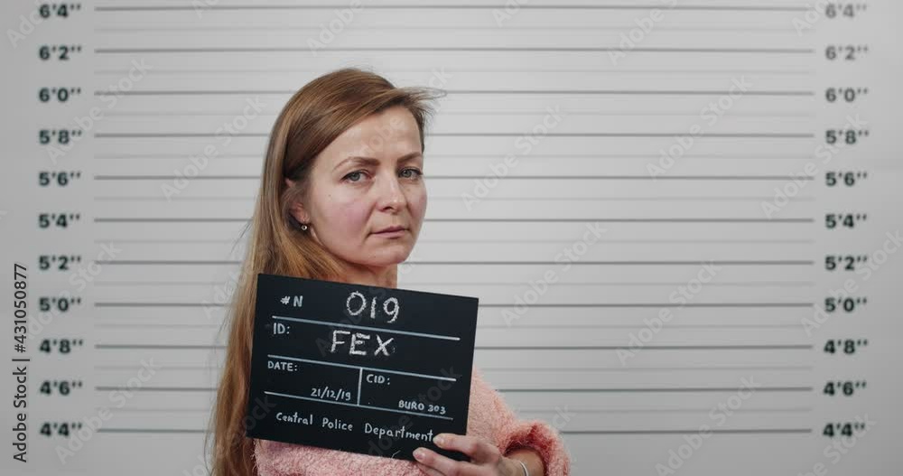 Stockvideo Side profile mugshot of female person with long hair turning ...