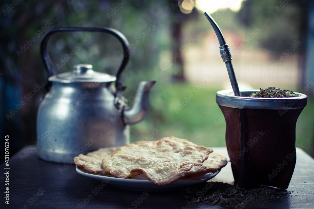 Mate con torta frita, bebiendo mate acompañado de receta tradicional en ...