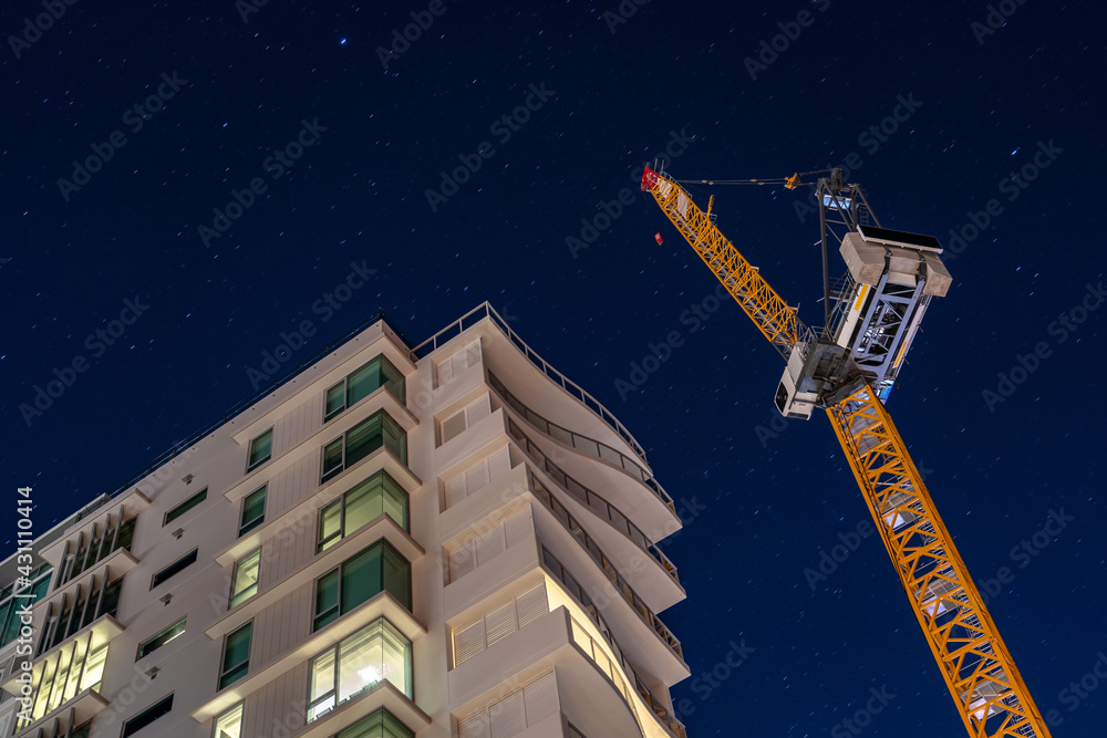 Upright view at a construction crane near an apartment building Stock ...
