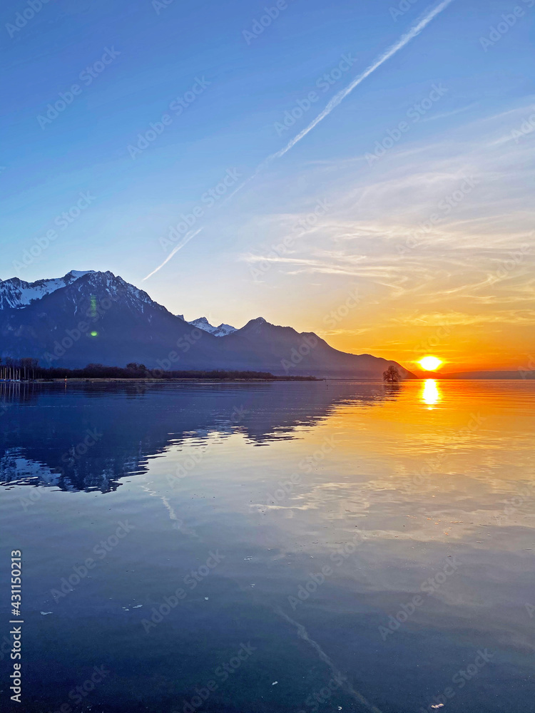 Spring sunset over the eastern shore of Lake Geneva (lac de Genève, lac ...