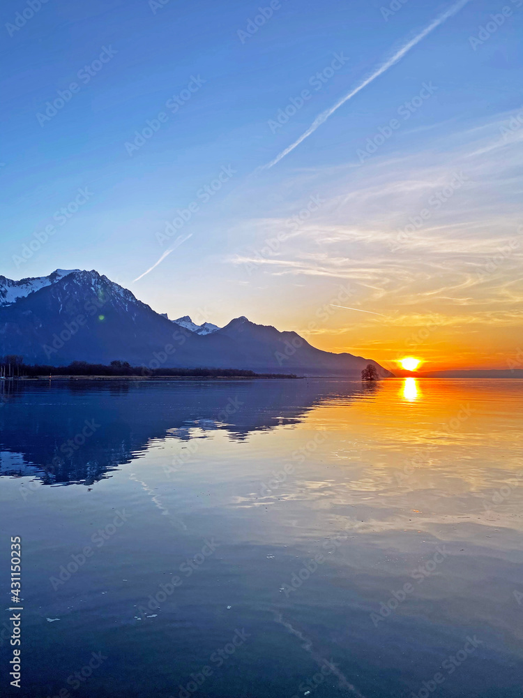 Spring sunset over the eastern shore of Lake Geneva (lac de Genève, lac ...