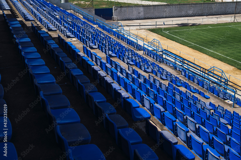 Gradas de estadio de futbol modesto con asientos de color azul Stock ...