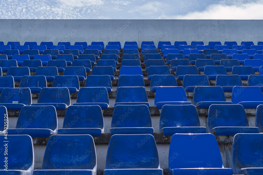 Gradas de estadio de futbol modesto con asientos de color azul Stock ...