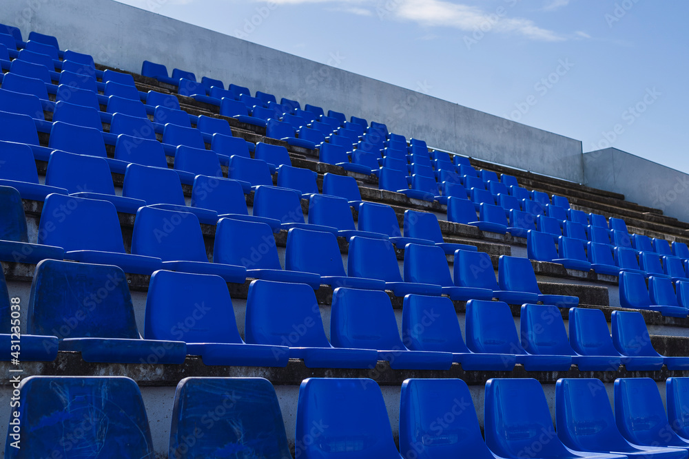 Gradas de estadio de futbol modesto con asientos de color azul Stock ...