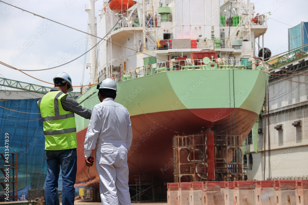 Foto Stock Shipyard The bulk carrier general cargo ship in dry dock ...